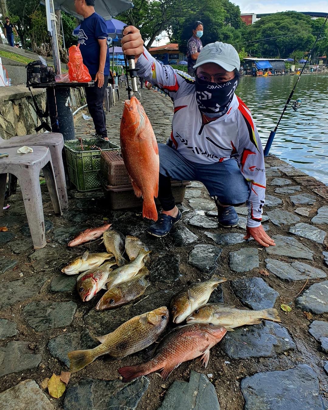 11 Best Spots For Fishing and Prawning in Singapore [2023]