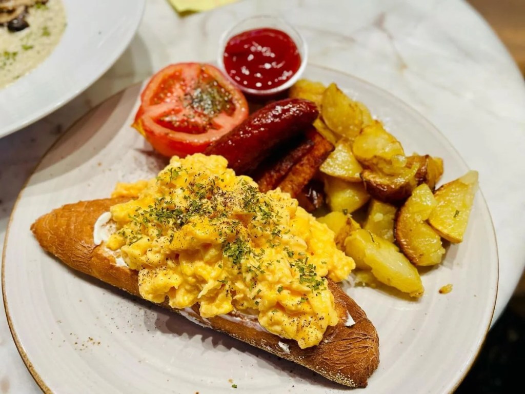 Terminal 4 Food Guide – 14 Food Places In Changi Airport Terminal 4 [2025]